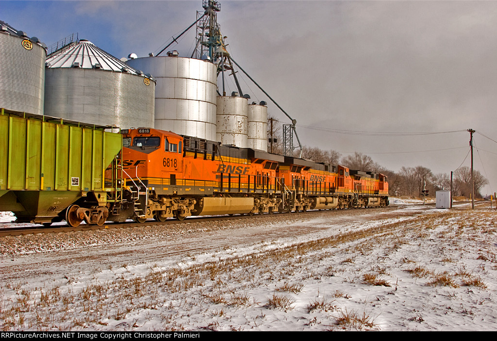 BNSF 6818 on X-MNSGAT4-28